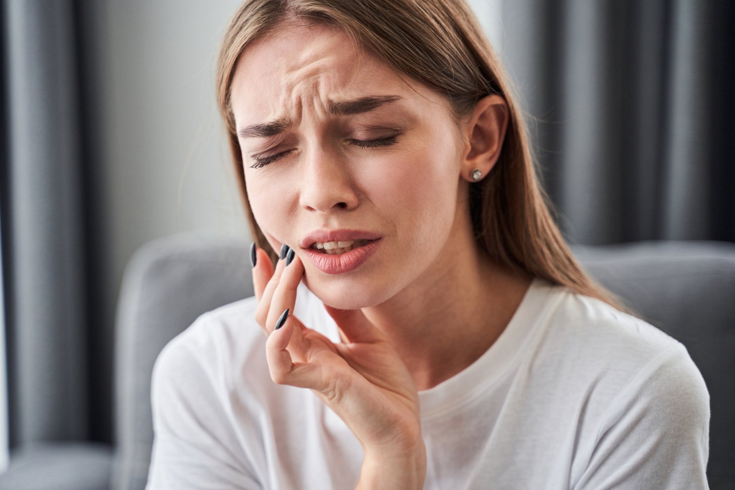Why Do My Teeth Hurt? 7 Conditions that Cause Sensitive Teeth